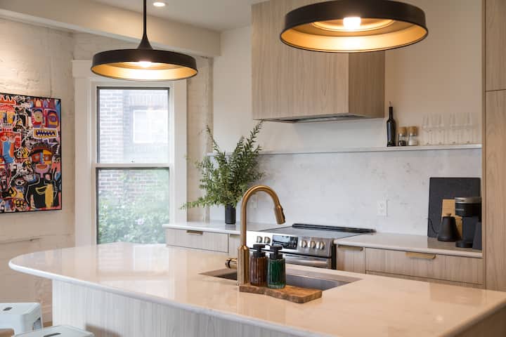 Modern Heritage Retreat | Stylish Downtown Stay - Chatham-Kent
