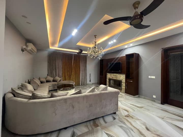 Cozy Canal Side Luxury House. -