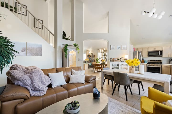 Renovated Stylish 3br/3ba Retreat | Near Strip - Spring Mountain Ranch State Park, Blue Diamond