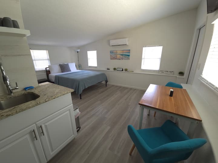 Tampa Midtown Studio | Free Parking + Backyard - Tampa, FL