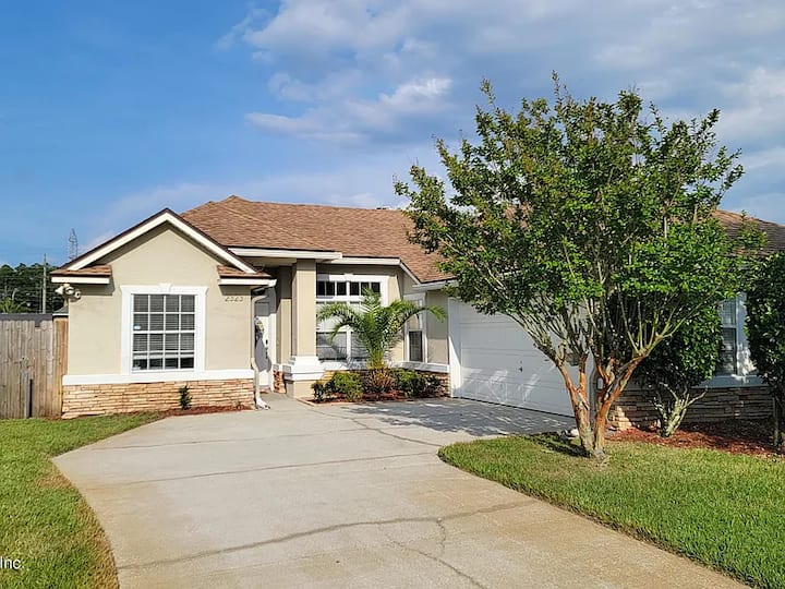 Savannah Lakes Home Near Mayo Clinic - Jacksonville, FL