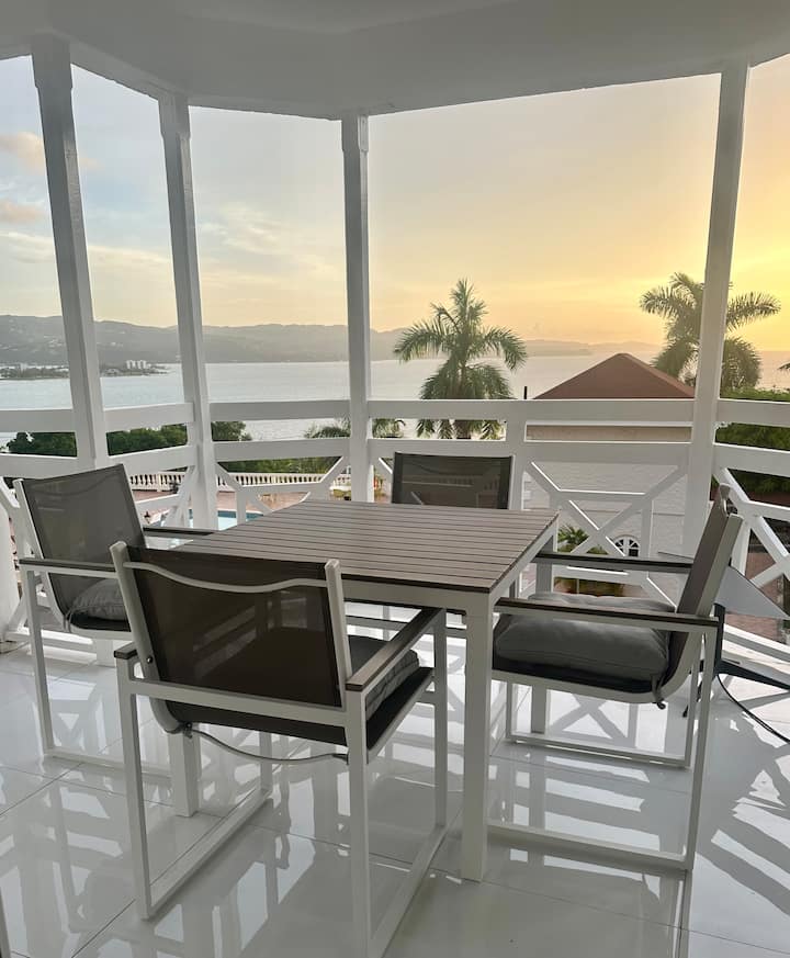 Central, Stylish & Secure 2 Bed Apt W Great View - Montego Bay
