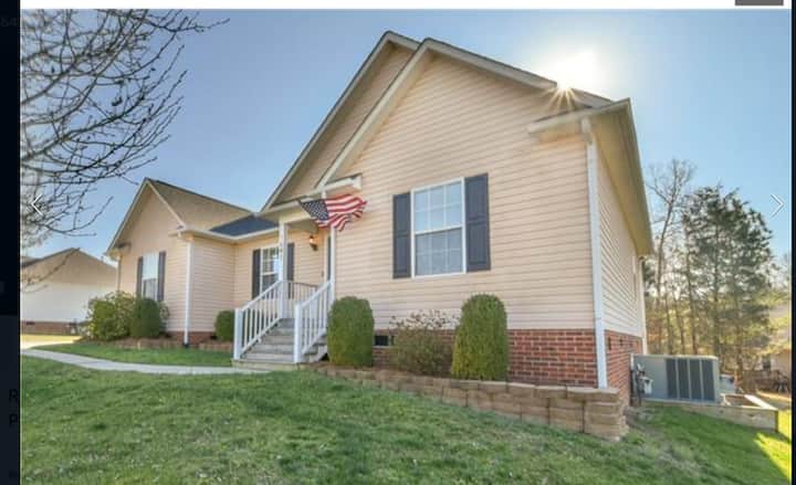 Stylish 3bdr Retreat W/ Large Backyard & Deck - 록 힐