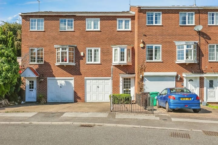 The Timeless Hilltop Townhouse - Nottingham