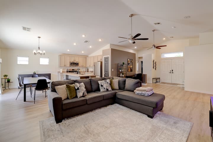 Spacious Modern 4 Br Retreat (One Story) - North Las Vegas, NV
