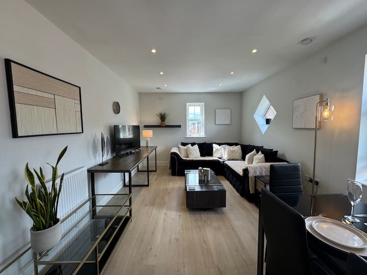 Beautiful 2 Bed, 2 Bath Penthouse By Mcf - Redhill