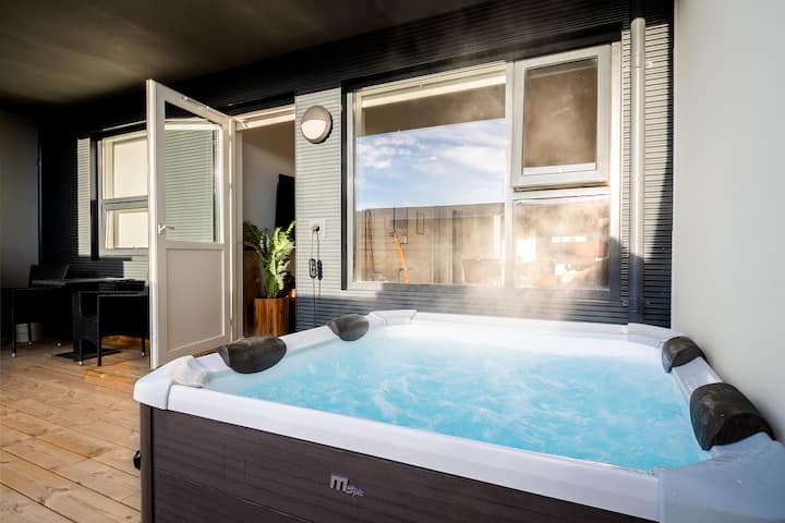 Cozy Apartment W/ Private Hot Tub Near Kef Airport - 아이슬란드