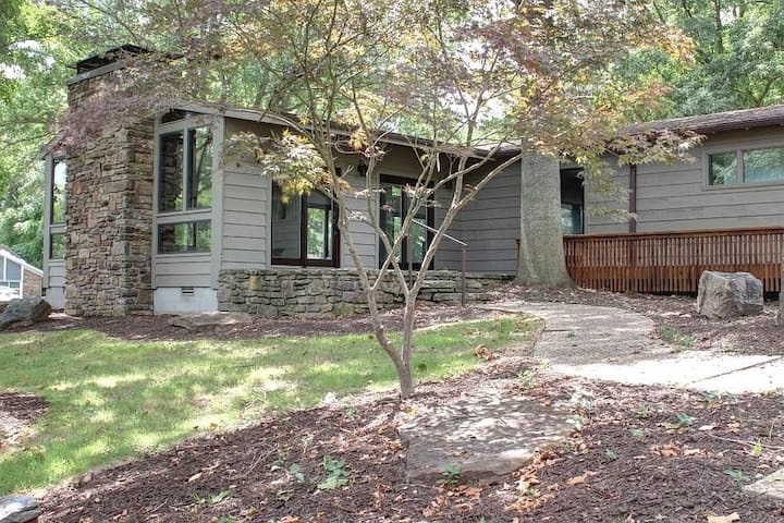 The Razorback Retreat - Fayetteville, AR