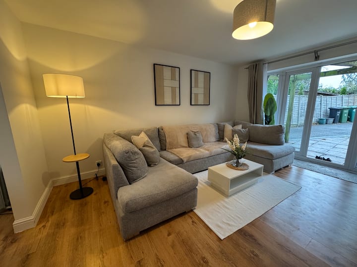 Spacious 2 Bedroom 1 Bath By Mcf - London Gatwick Airport (LGW)
