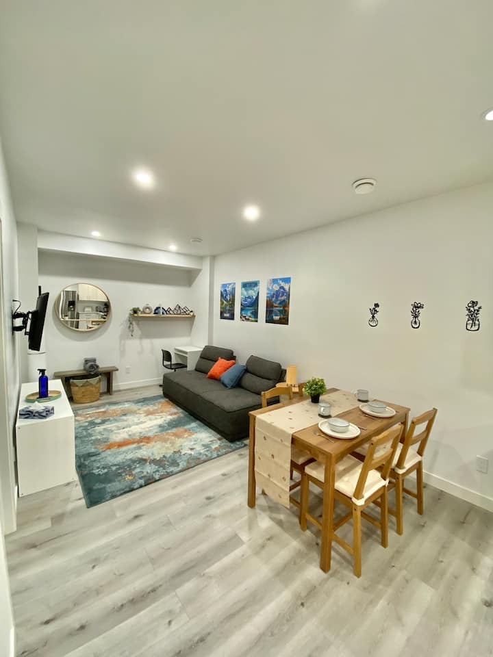 National Park - Guest House In Edmonton, Kinglet - Edmonton