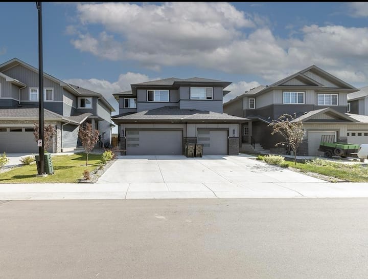 National Park - Guest House In Edmonton, Kinglet - Edmonton