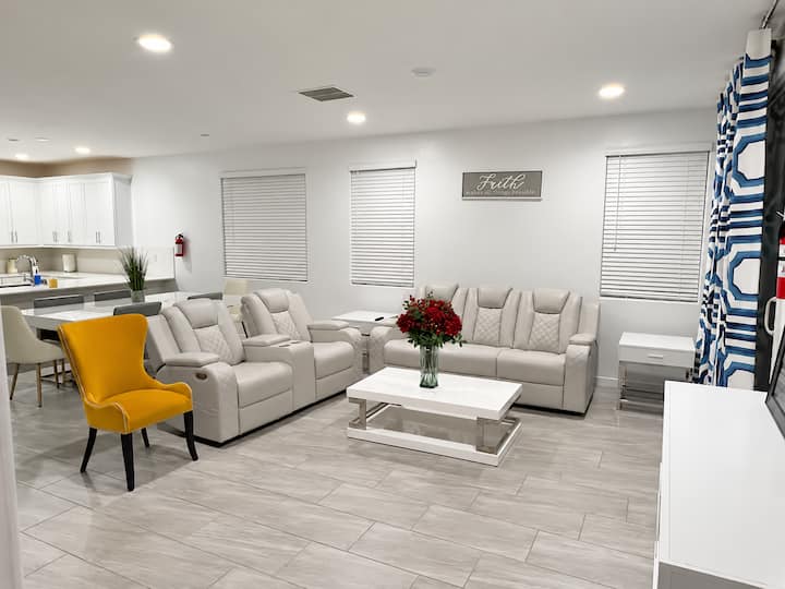 Modern New Build Near Stadium Wi-fi & Full Kitchen - Phoenix, AZ
