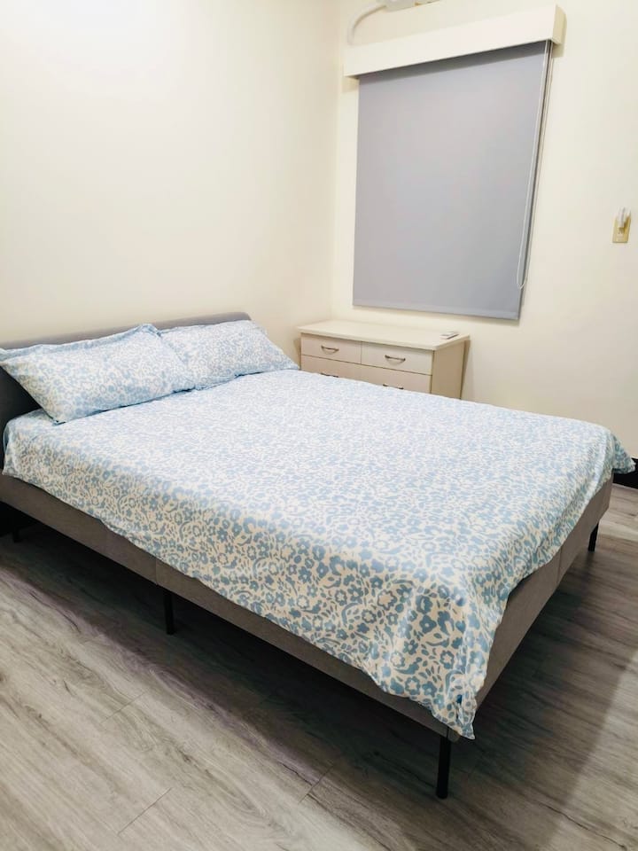 新埔站寬敞雙人房 
房間獨立 衛浴共用
女性友好房源 - New Taipei City