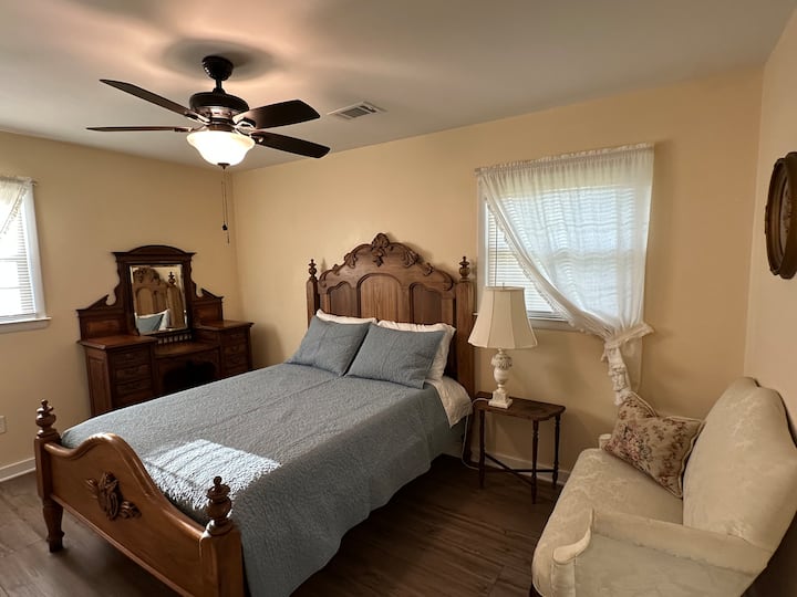 The Micro Homestead Cottage - Boone Lake, TN