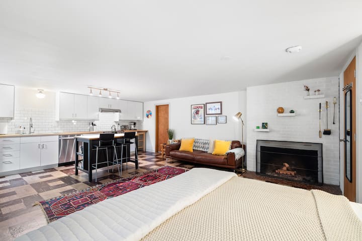 Quiet & Modern Yellow Door Studio In Concordia - Portland