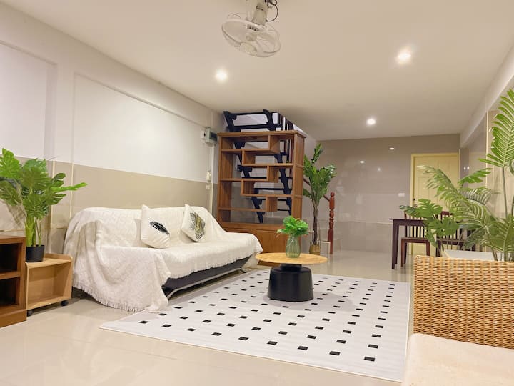 联排2房清迈市中心 靠近塔佩门周末夜市 瓦洛洛孟买市场凤飞飞 可以做饭 中文房东推荐游玩 位置便利 - San Sai District