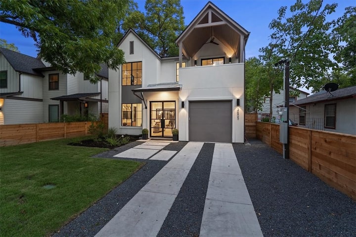 Stunning East Austin Modern Luxury Oasis Retreat - Austin, TX