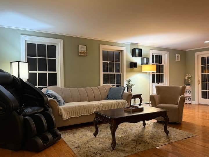 Spacious&nbsp;Family&nbsp;Home&nbsp;With&nbsp;Backyard&nbsp;And&nbsp;Playroom - Damariscotta, ME