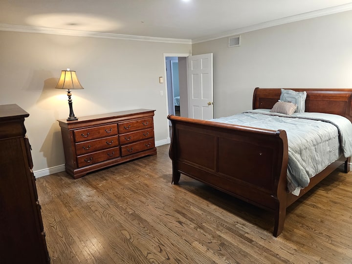 Spacious Master-suite - A True Retreat. - Huntington, NY