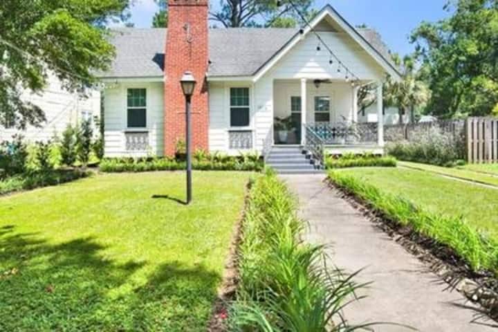Stylish Updated Bungalow 5 Min Drive To Downtown - Mobile, AL