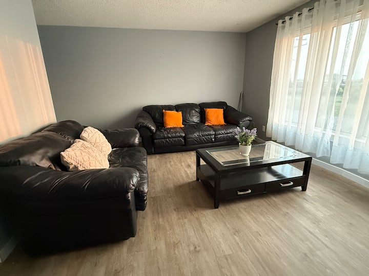 2-bedroom Entire Townhouse With Kitchen & Laundry - Stettler