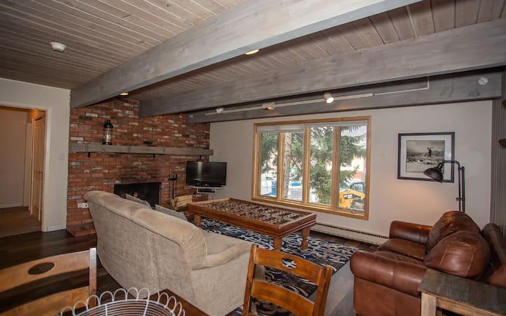 Chic Aspen Getaway Walkable To Ski Slopes - Aspen, CO