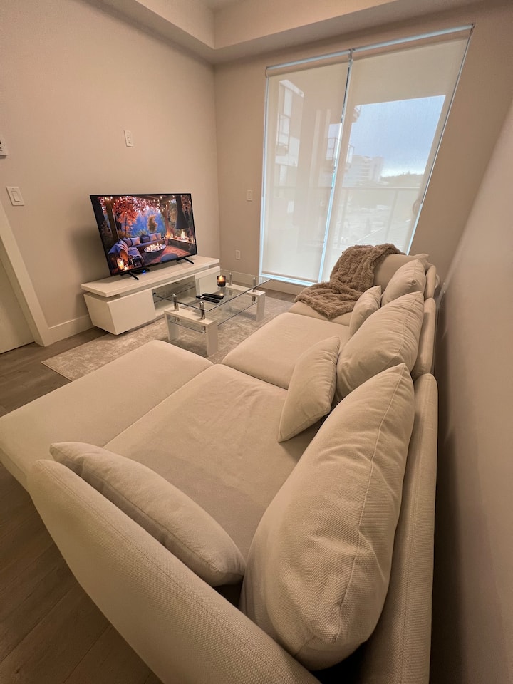 Condo In Surrey Nearby Skytrain. - Surrey