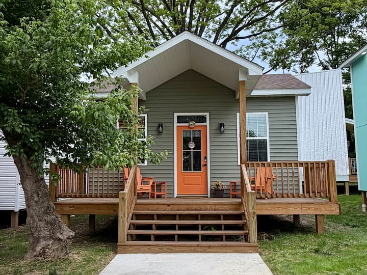 Vibrant Tiny Home Retreat | Creek & Fire Pit - Cape Girardeau, MO