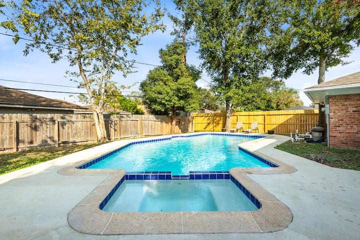 Private Pool | 15 Min To Nrg, Downtown, Med Center - South Houston, TX