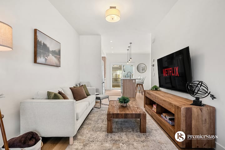 Designer-inspired Home » King Bed » Garage » Ac#21 - Calgary