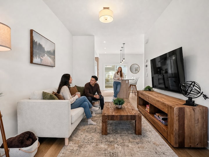 Designer-inspired Home » King Bed » Garage » Ac#21 - Calgary