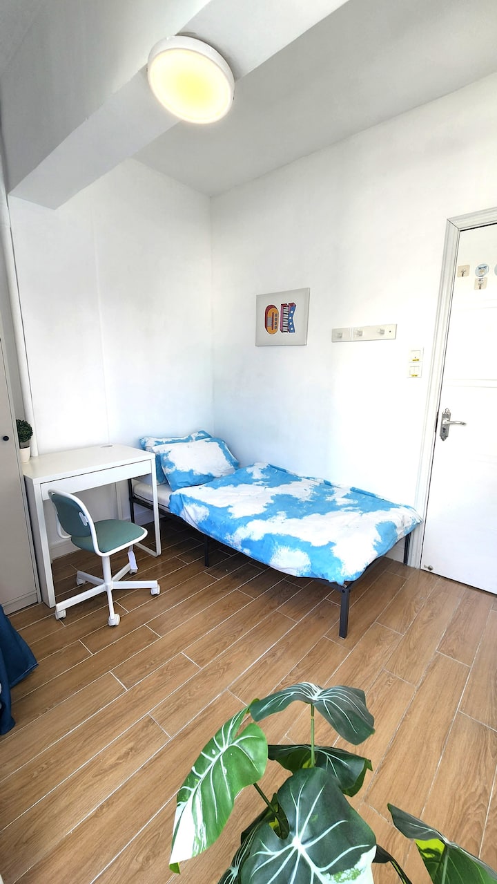 Shared Apartment Room Small Single For Girls Only - Hong Kong