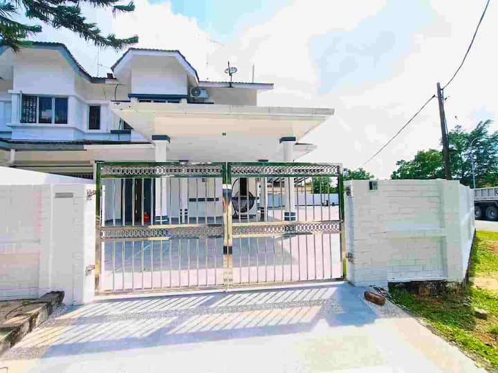 Indahpura 4b17pax Near Aeon/jpo/ioi - Senai