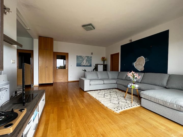 Family 4-bdr Apartment With Pool - Split