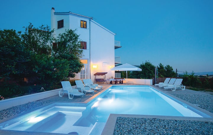 Family 4-bdr Apartment With Pool - Split