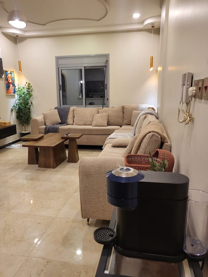 شقة غرفتين وصاله ومطبخ بطابع انيق+ تلفزيون ٧٠ بوصه - Jeddah