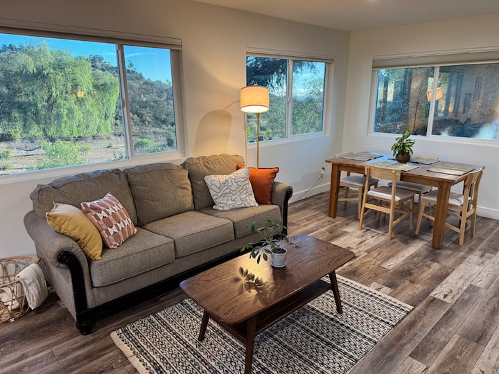 The Vista Breeze - Sunny Studio With A View - Vista, CA
