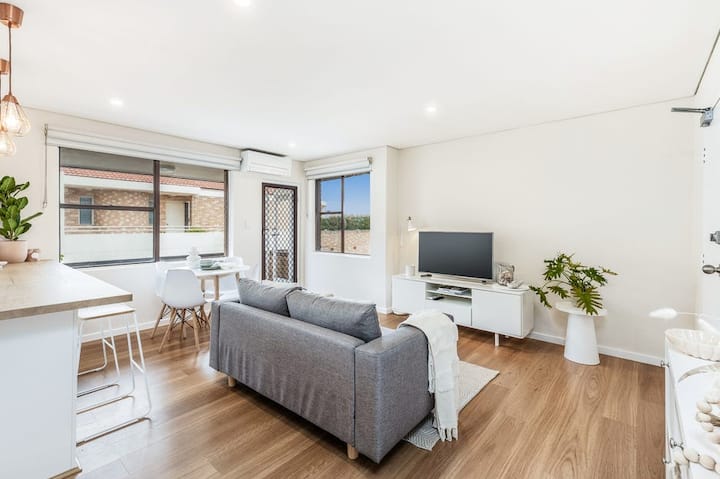 2br Coastal Apartment | Water Views + Parking - Cronulla