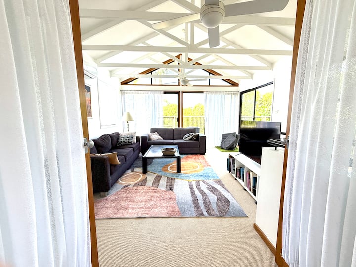 Waterfront Arthouse Retreat With Parking - Waratah