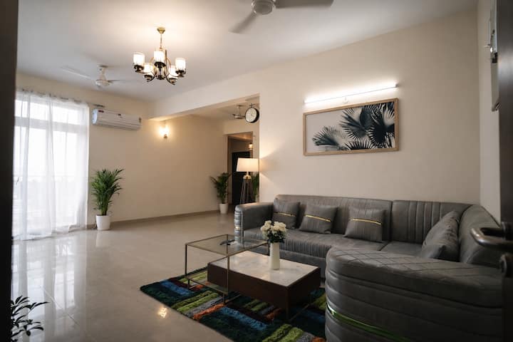 Skydeck Apartment |4bhk Near Taj By Homeyhuts - Agra