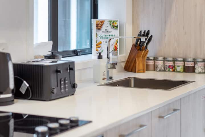 Modern 4br Cbd Retreat: Townhouse + Studio - Christchurch