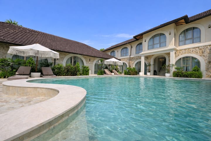 New Two-storey Flat In 5 Min To Sanur Beach + Pool - デンパサル