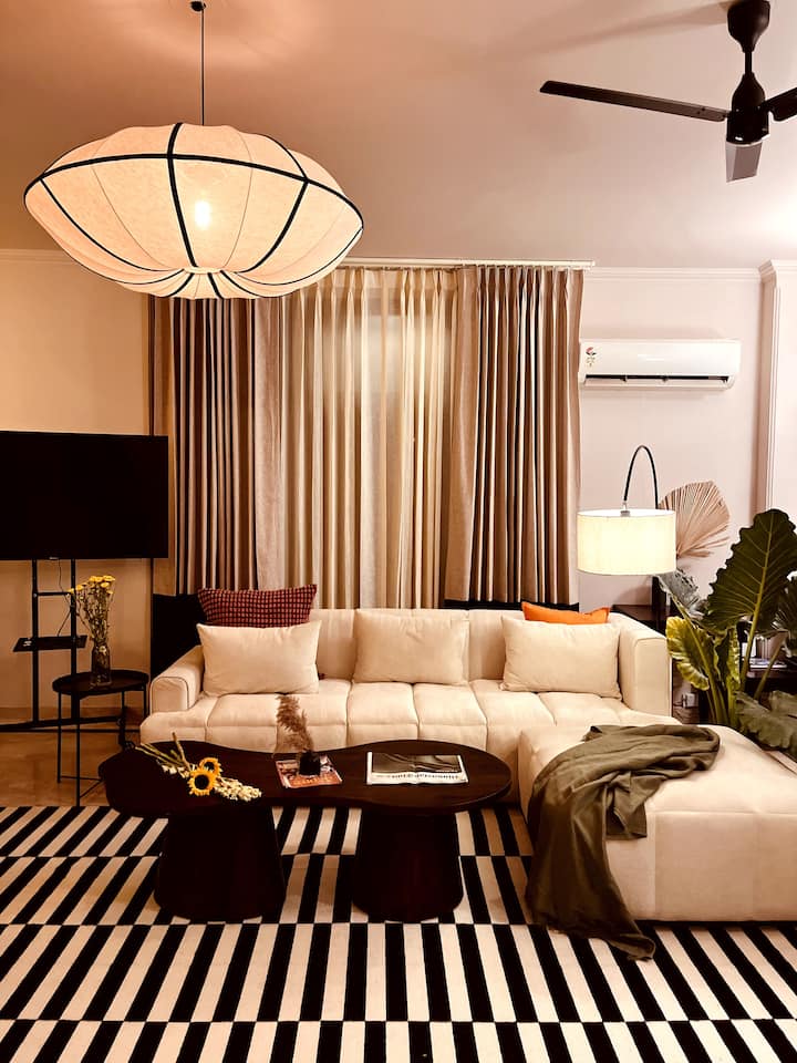 Ultra Luxe 3bhk Apart W/pvt Cinema | Posh Locality - New Delhi