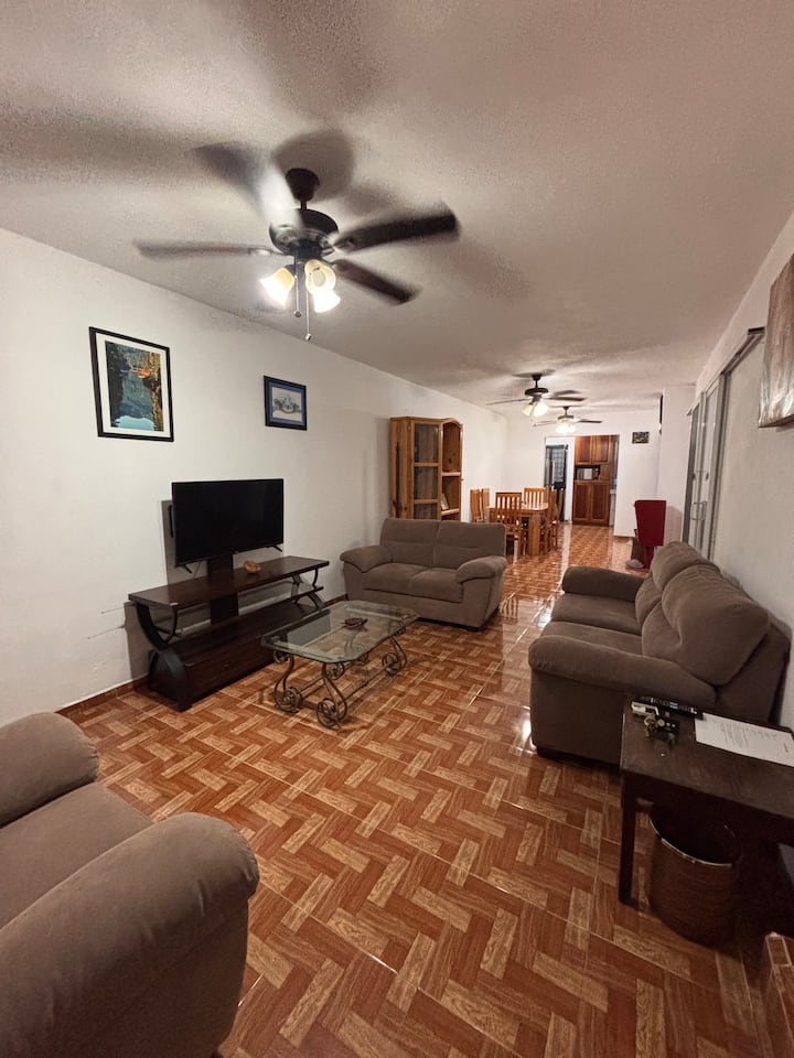 Casa De 2 Plantas Con Cochera - Guadalupe