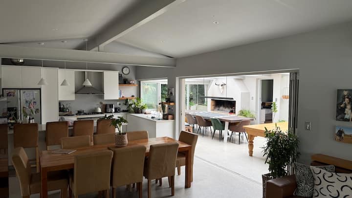 Large And Spacious Family Home Is Leafy Suburb. - Stellenbosch