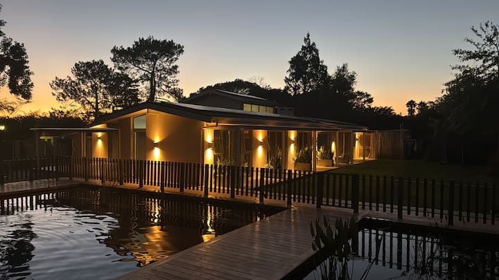 Large And Spacious Family Home Is Leafy Suburb. - Stellenbosch