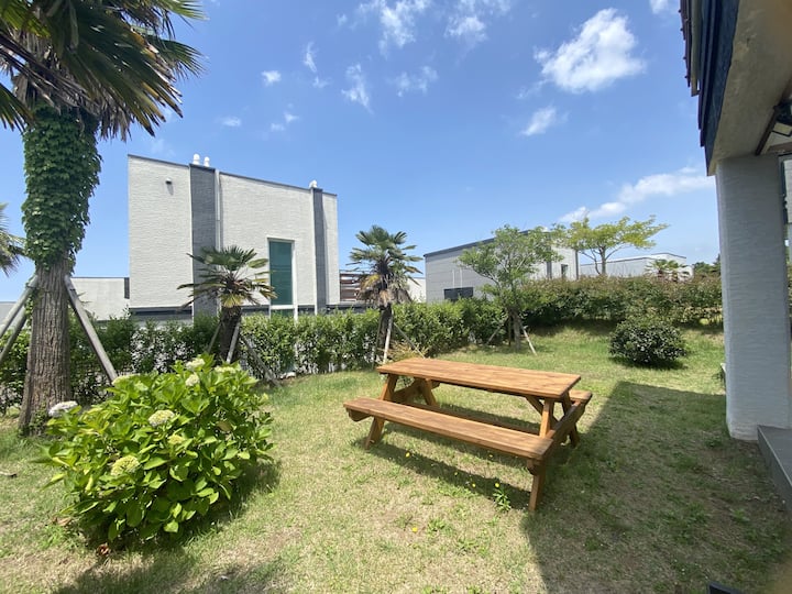 애월 조용한 숲속의 타운하우스 퀸침대3 바베큐가능 전용주차장 - Jeju-si