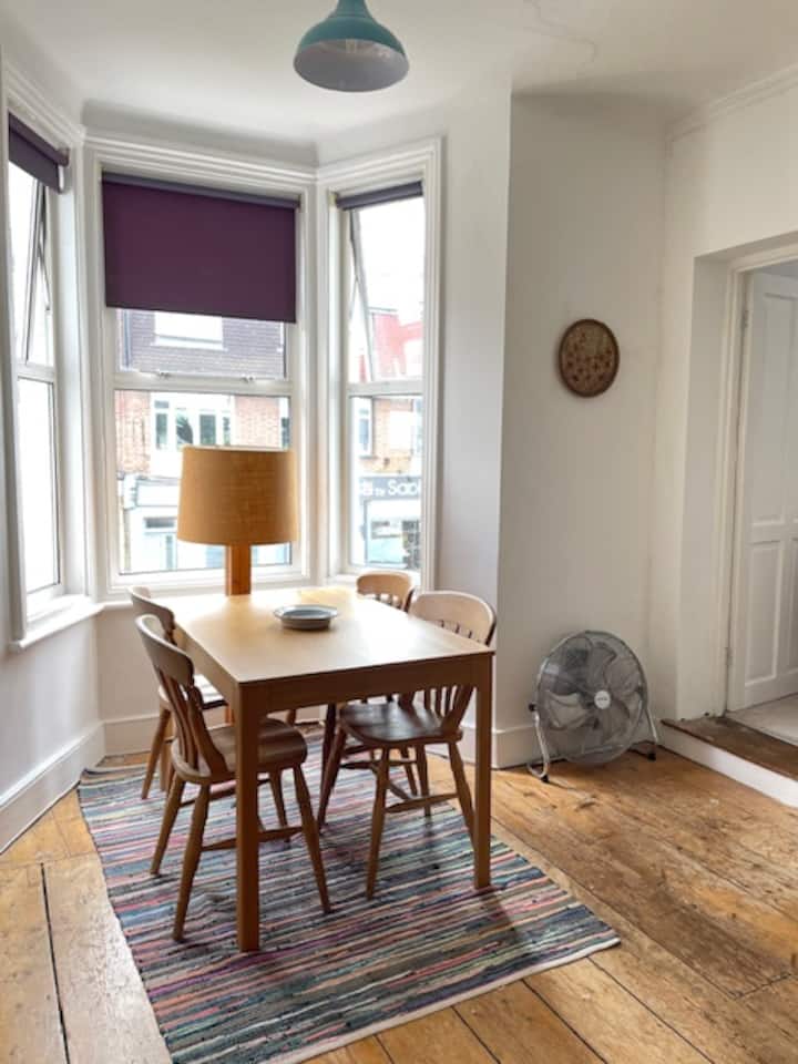 A Bright Two Bed Apartment With Balcony & Parking - Hounslow