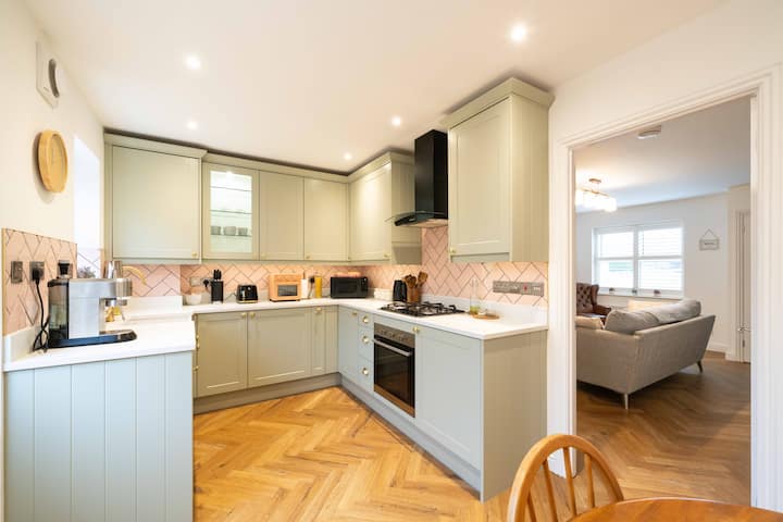 Newly Refurbished, Riverside Home In St Annes - Saltford