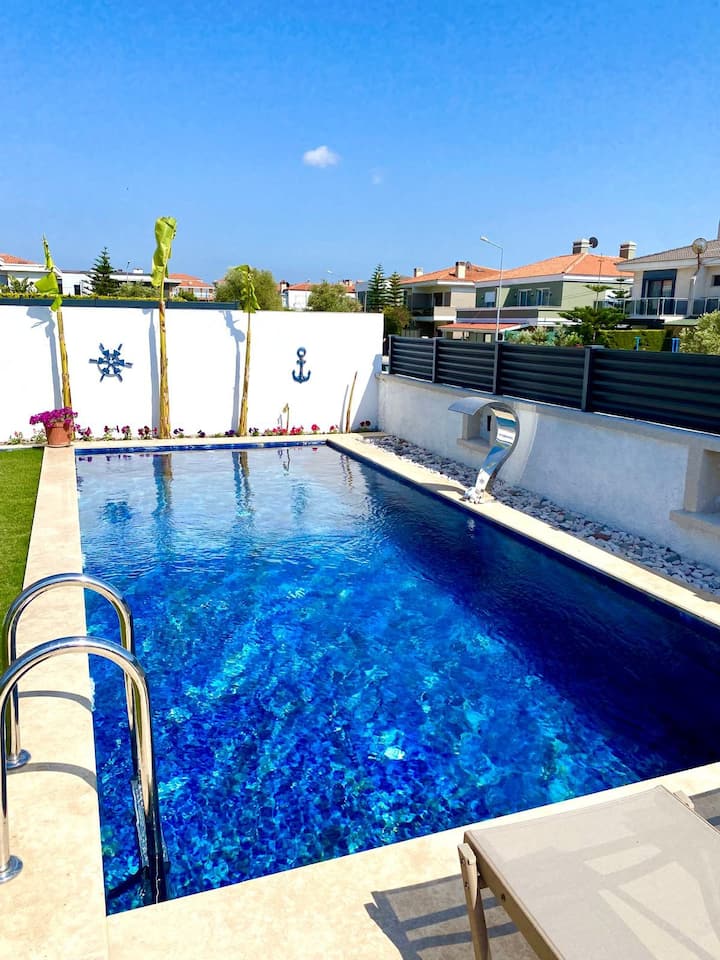 Rahat Geniş Huzurlu Sakın Ev Bahçe Havuz Var - Çeşme